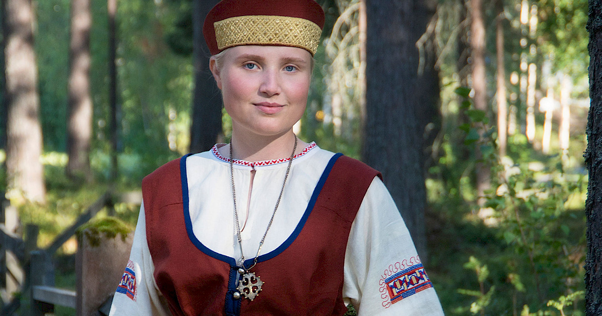 Karjalainen naisen kansallispuku - Tietokirstu - Dräktskrin